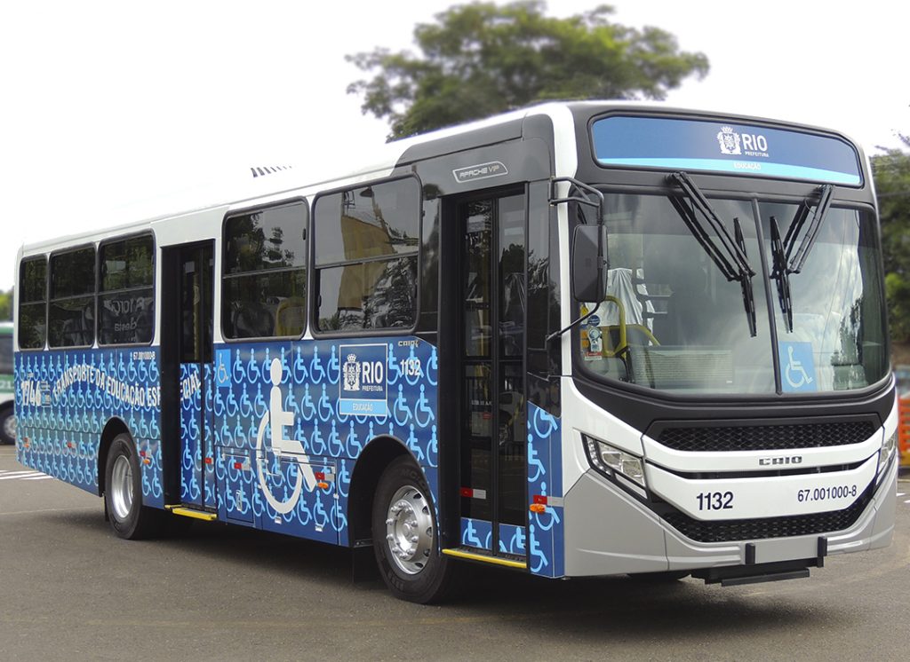 Caio entrega 14 ônibus para transporte escolar no Rio Janeiro