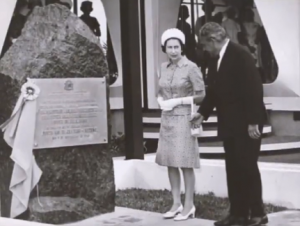 Rainha Elizabeth II participou da cerimônia de início das obras da ...