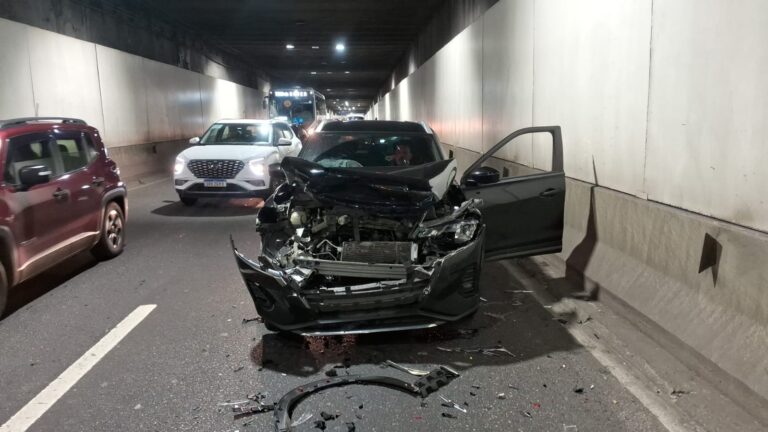 Acidente entre dois veículos interdita faixa no Elevado das Bandeiras - Mobilidade Rio